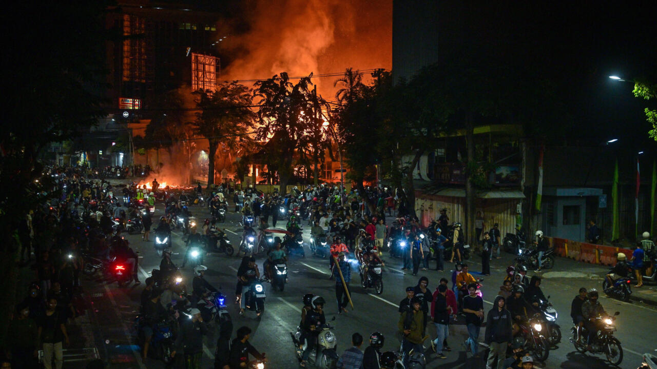 Indonesia protesters clash with riot police as tensions soar – The ...